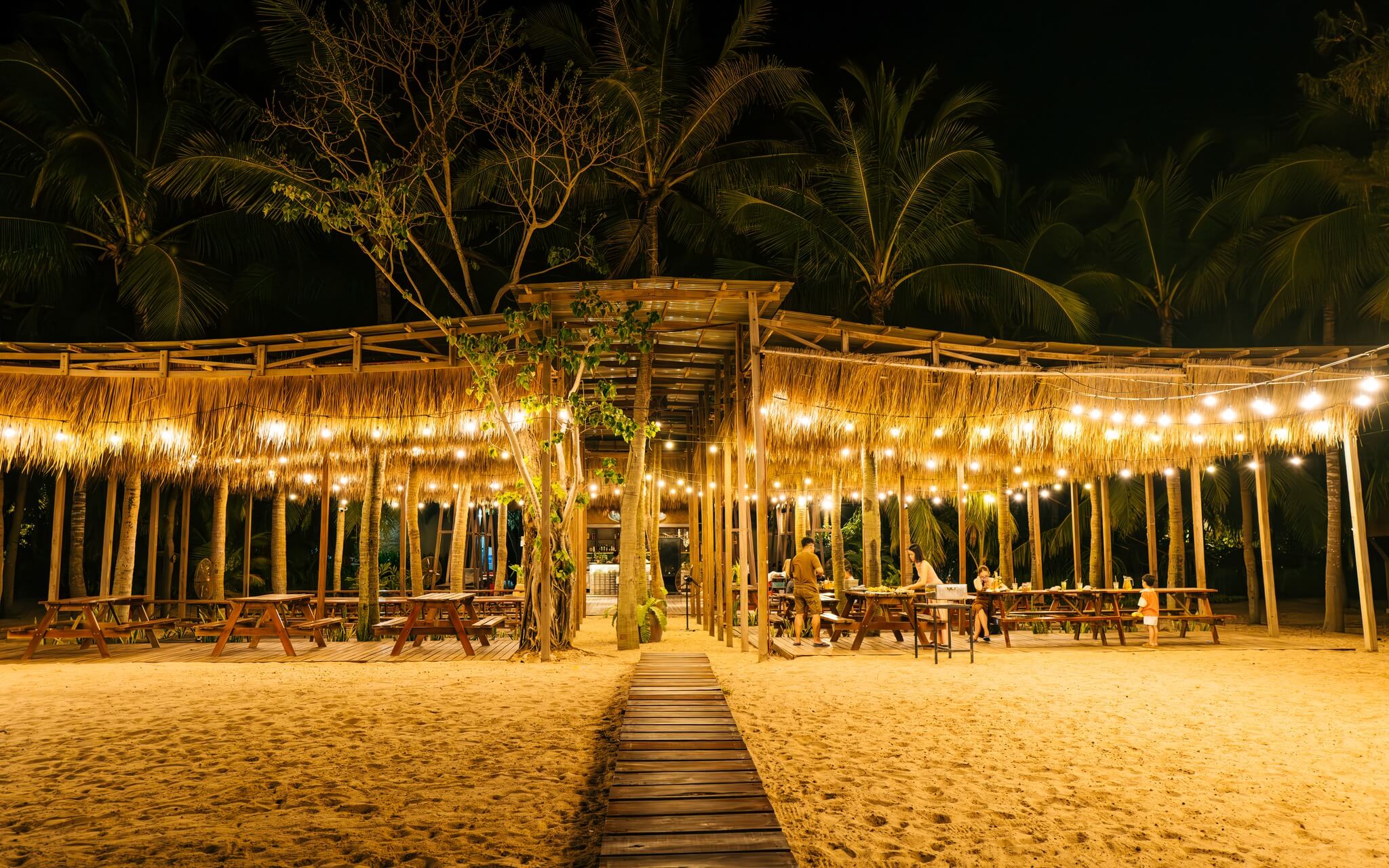 Tận Hưởng Trải Nghiệm Glamping Tại Hola Beach Club & Eco Glamping ...